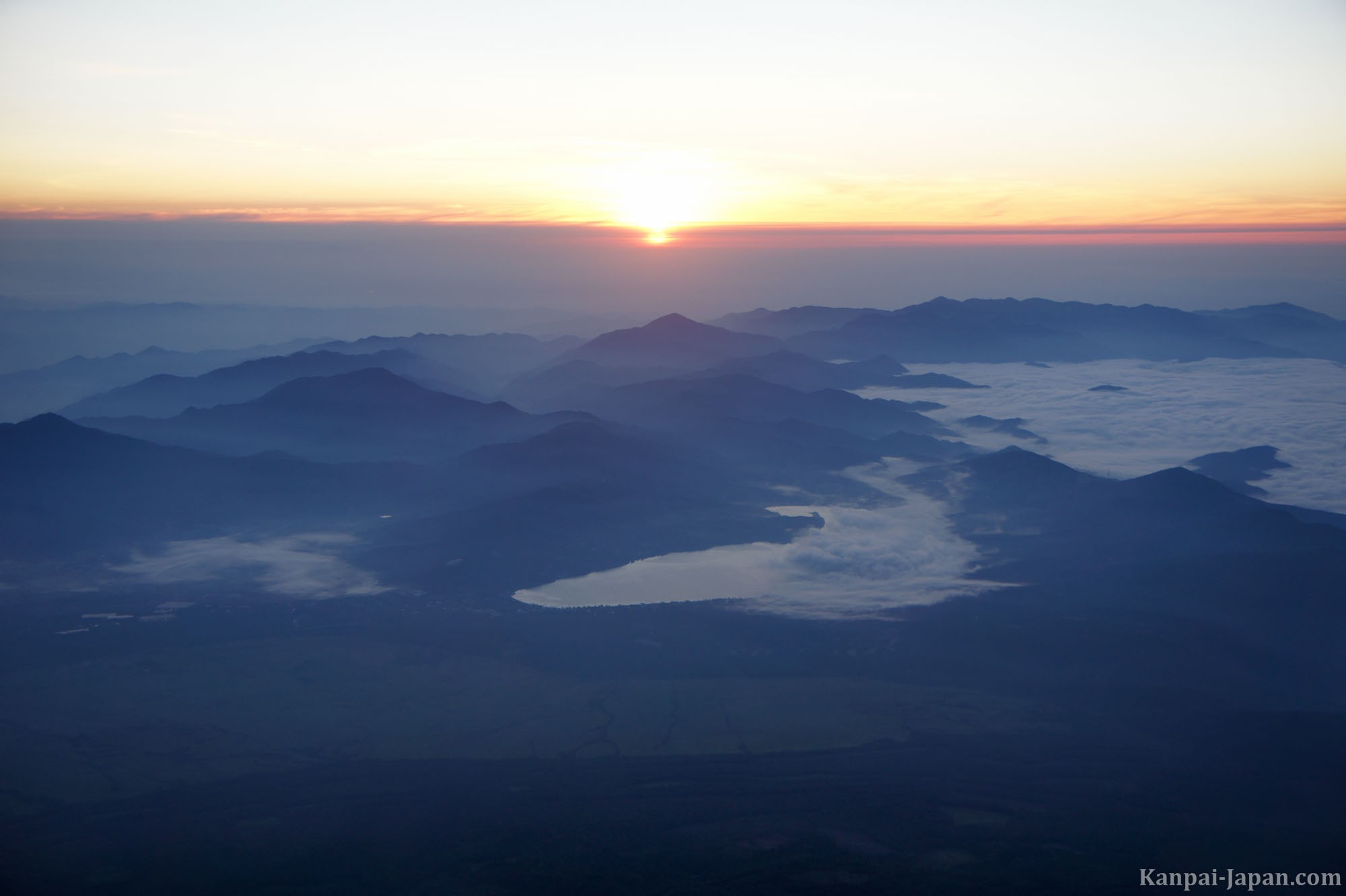Climbing Mt Fuji - A Guide to the Top of the Sacred Mountain 🗻