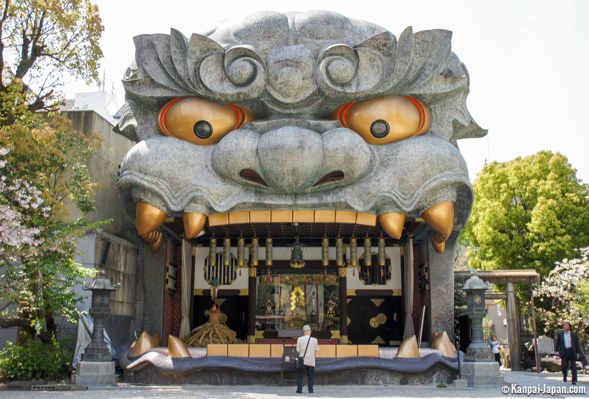 Namba Yasaka-jinja - The lion shrine in Osaka
